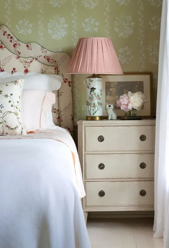 10 Steps to a Grandmillennial Bedroom